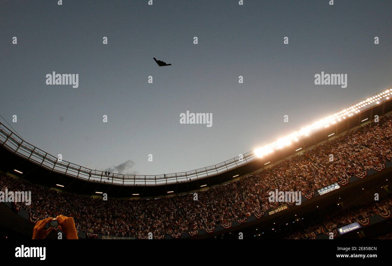 B 2 stealth bomber 2008 hi-res stock photography and images - Alamy