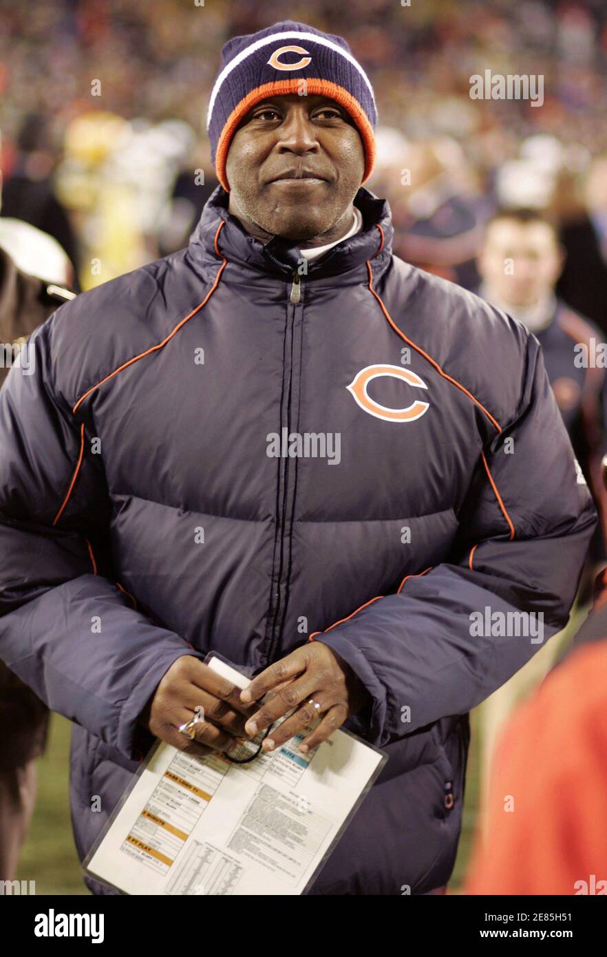 American football coach locker room hi-res stock photography and images ...