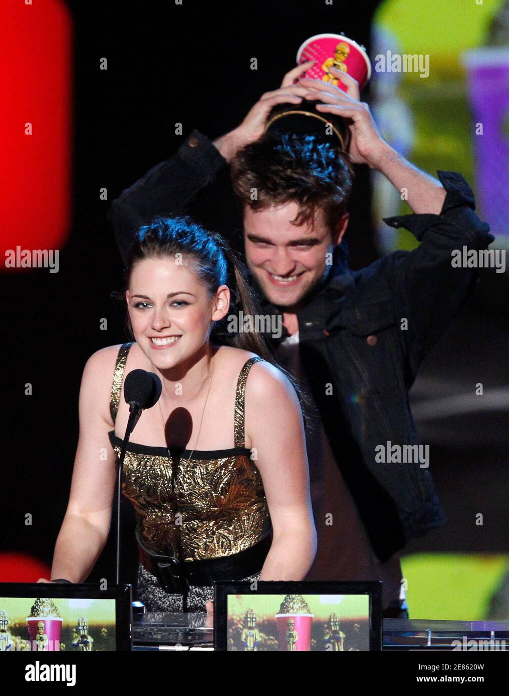 Anna Kendrick And Kristen Stewart Kiss