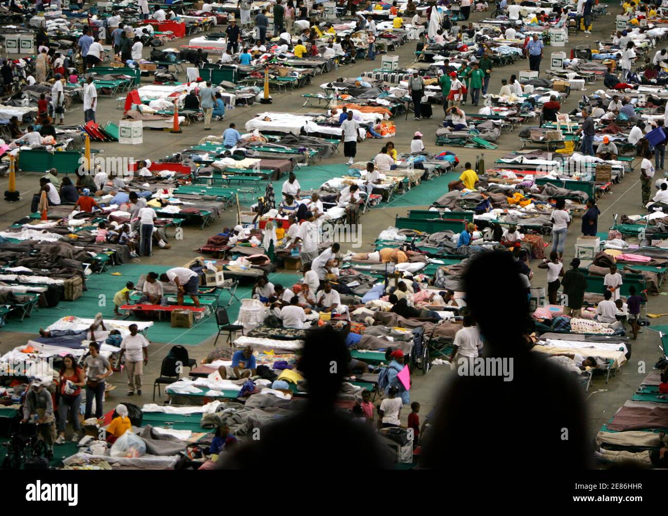 Houston astrodome victims hurricane katrina hi-res stock photography ...