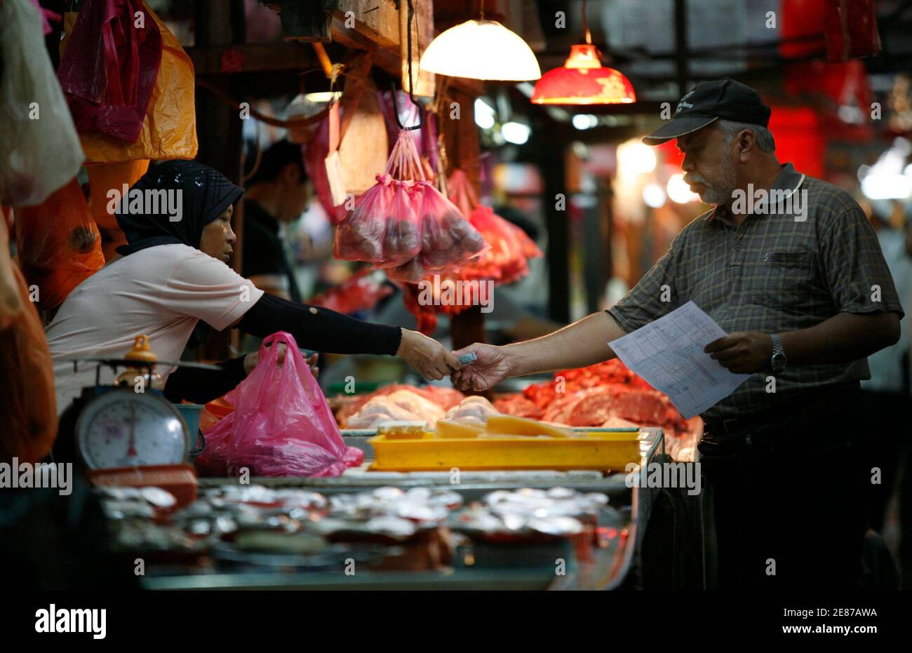 Customer service counter returns hi-res stock photography and images ...