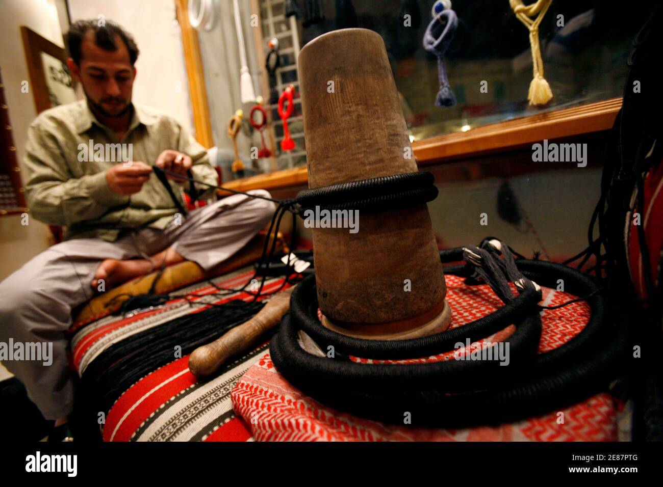 Qatari man in traditional dress hi-res stock photography and images - Alamy