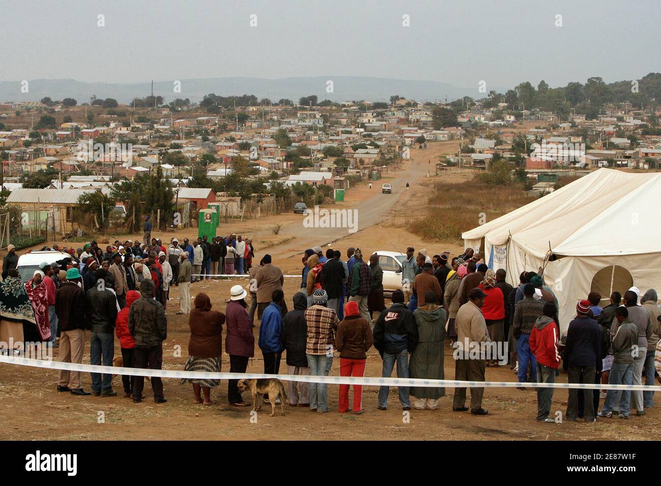 1994 south africa voter's queue hi-res stock photography and images - Alamy