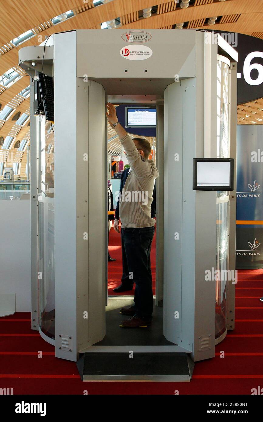 Full Body Scanner Airport High Resolution Stock Photography and Images ...