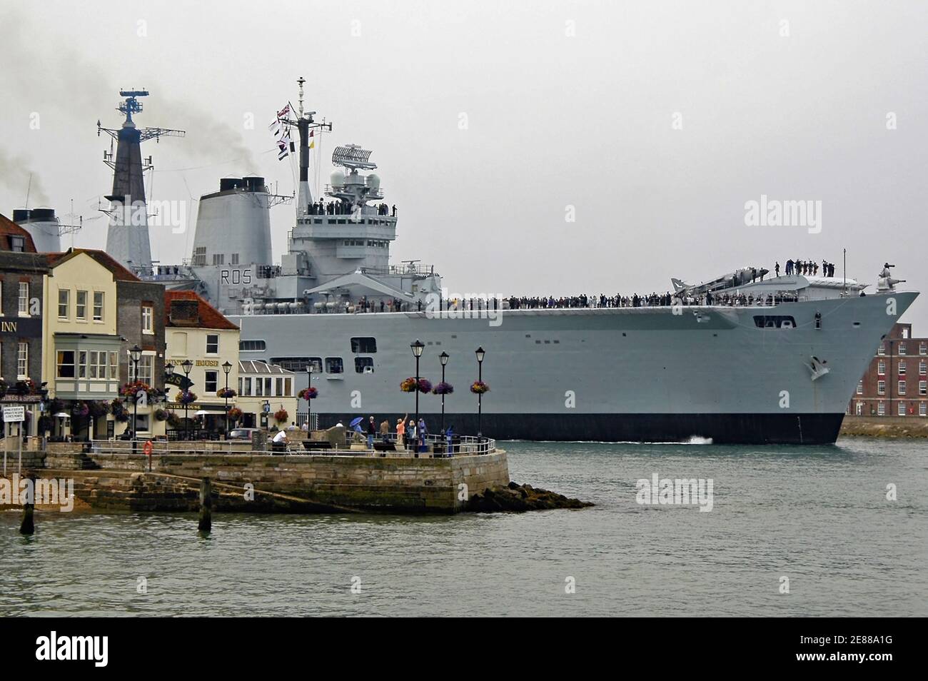 The Royal Navy aircraft carrier HMS Invincible (R05) returned to ...