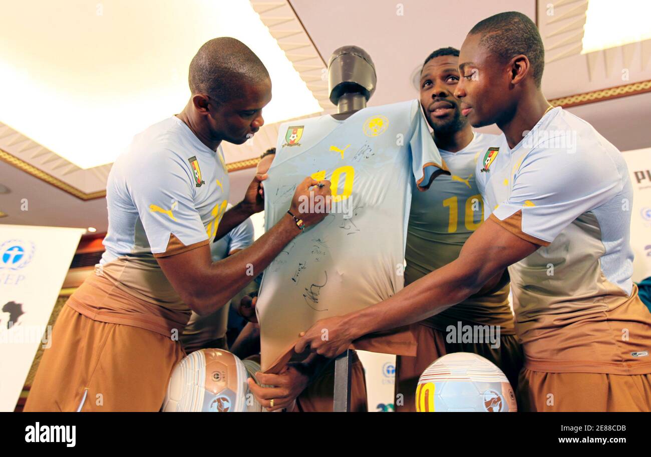 Samuel eto’o 2010 hi-res stock photography and images - Alamy