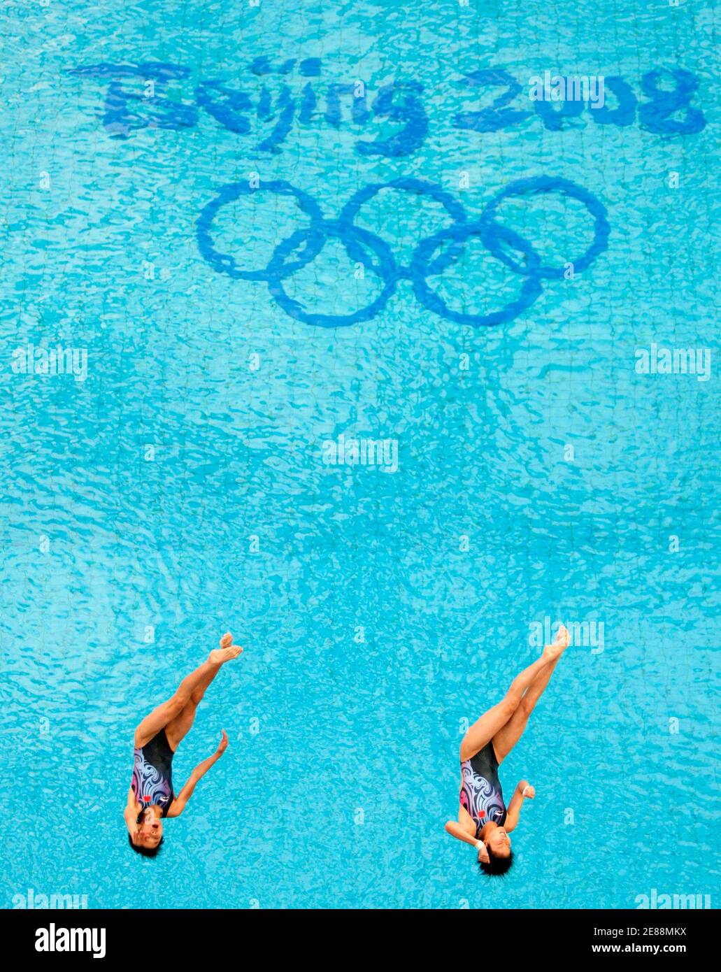 Synchronised 10m platform diving hi-res stock photography and images ...