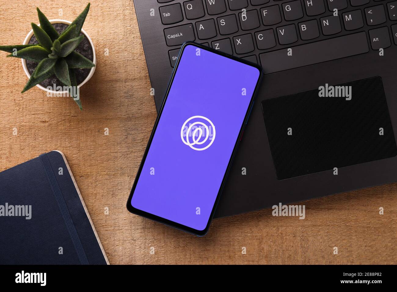 Life360 logo hi-res stock photography and images - Alamy