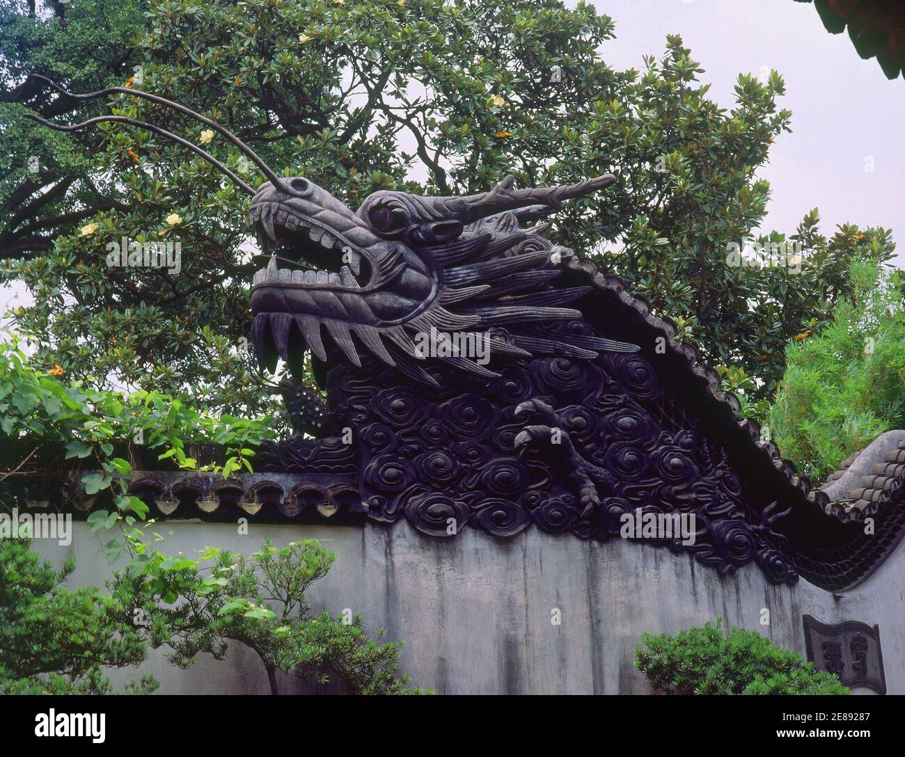 DETALLE DE DRAGON PROTECTOR EN LA MURALLA. Location: JARDINES DE YUYUAN ...