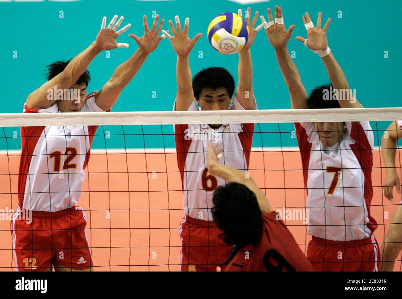 Volleyball spike block hi-res stock photography and images - Alamy