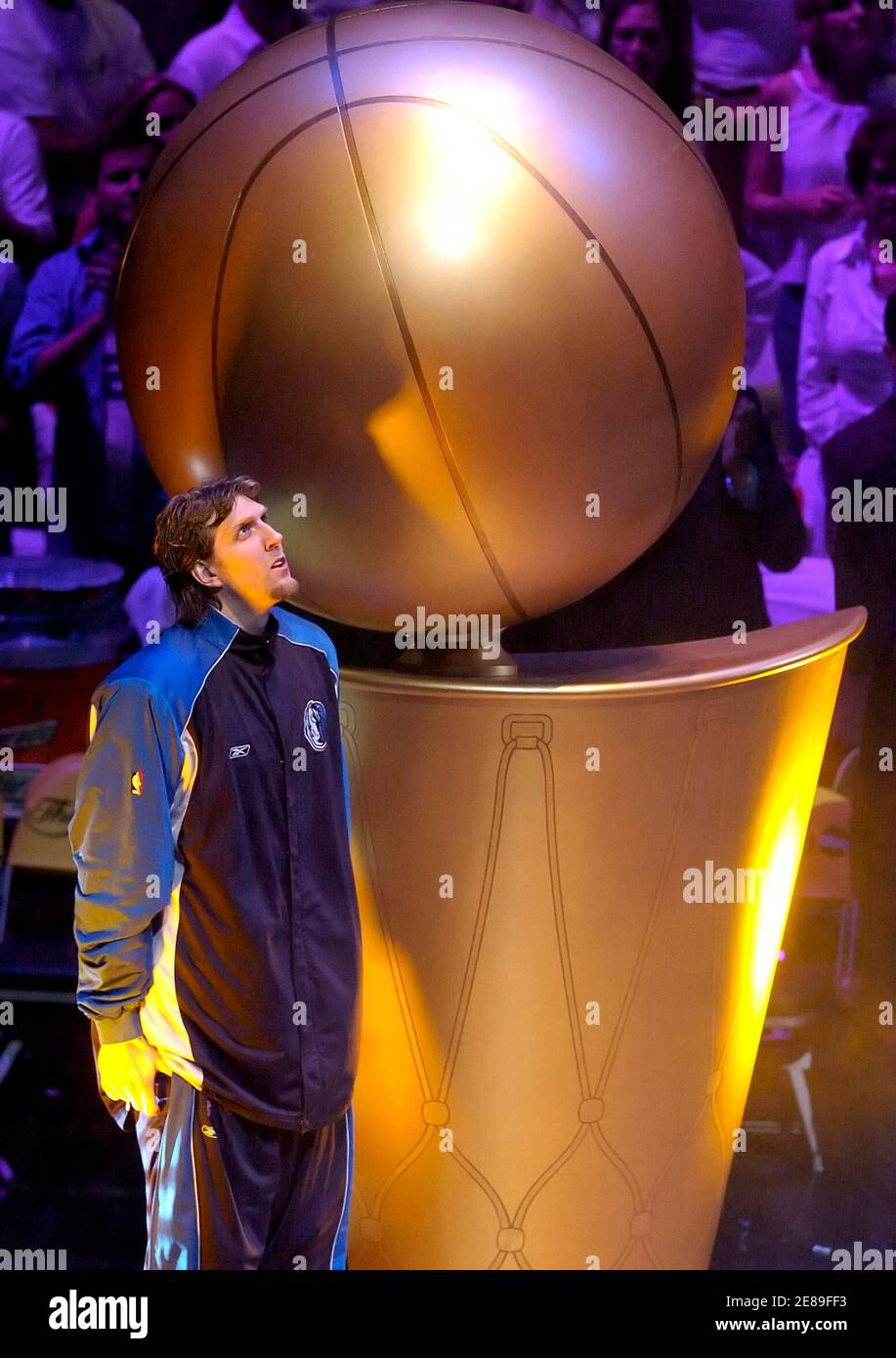 Dirk nowitzki trophy hi-res stock photography and images - Alamy