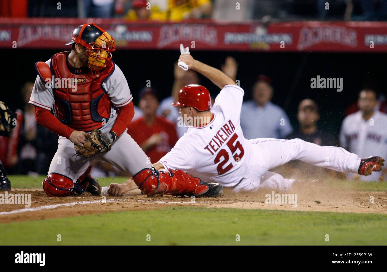 Boston red sox catcher jason varitek hi-res stock photography and ...
