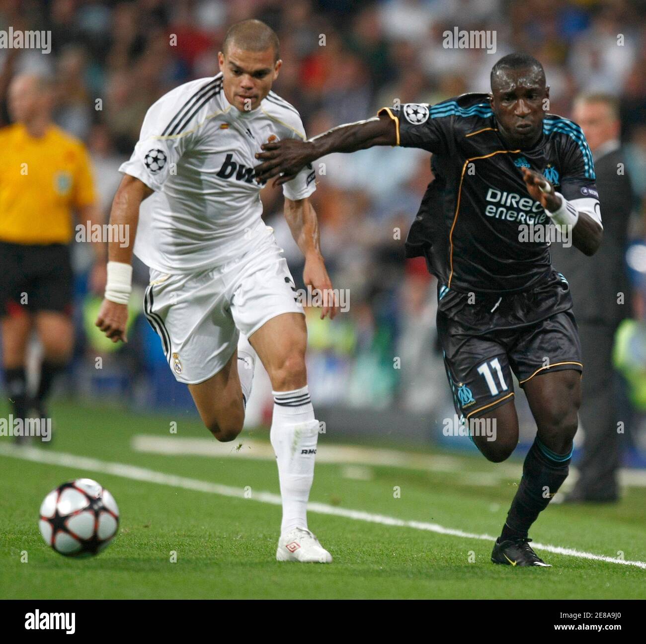 Real madrids pepe fight ball hi-res stock photography and images - Alamy