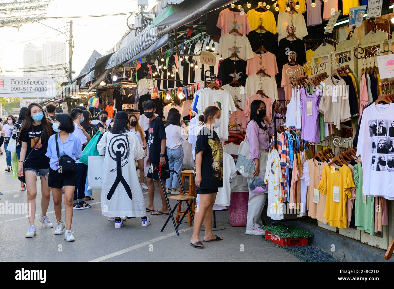 Jj shopping mall chatuchak bangkok hi-res stock photography and images ...