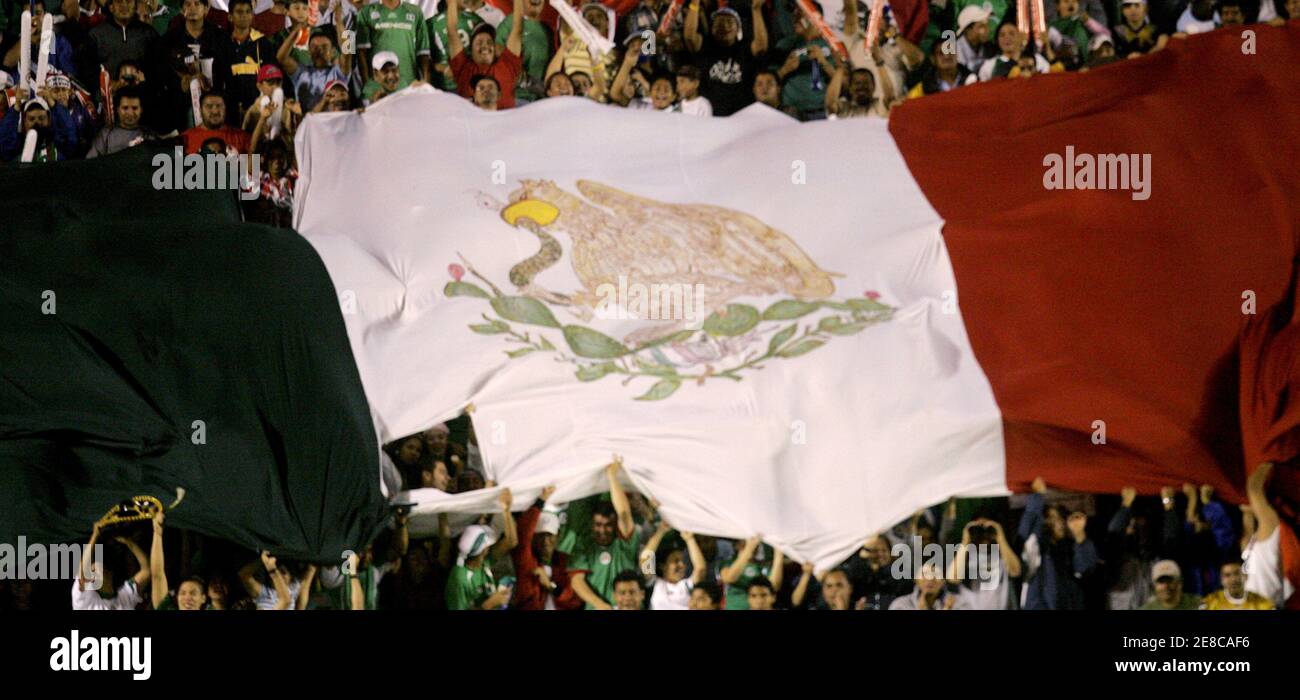 Mexican flag fans hi-res stock photography and images - Alamy