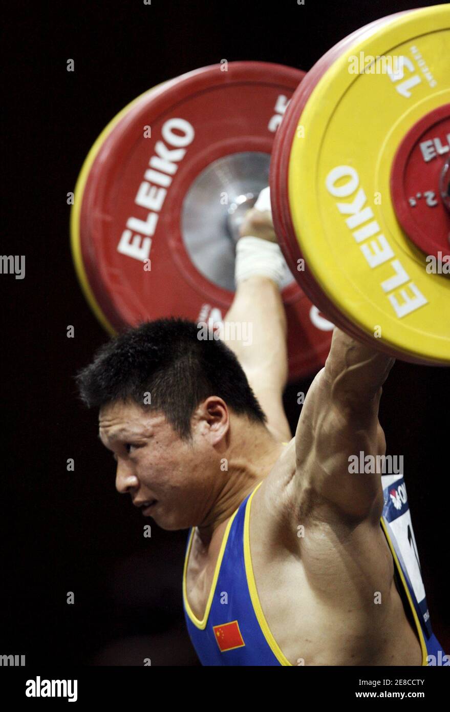 Li Hongli of China completes a lift of 196kg in the clean and jerk to ...