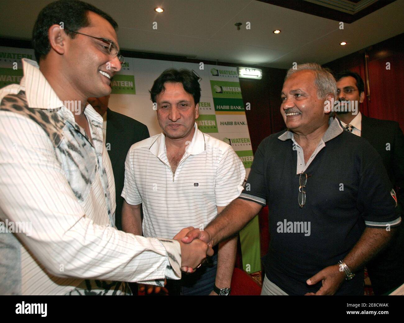 Pakistan players shake hands hi-res stock photography and images - Alamy