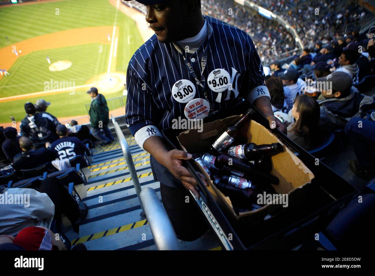 Baseball game beer vendor hi-res stock photography and images - Alamy