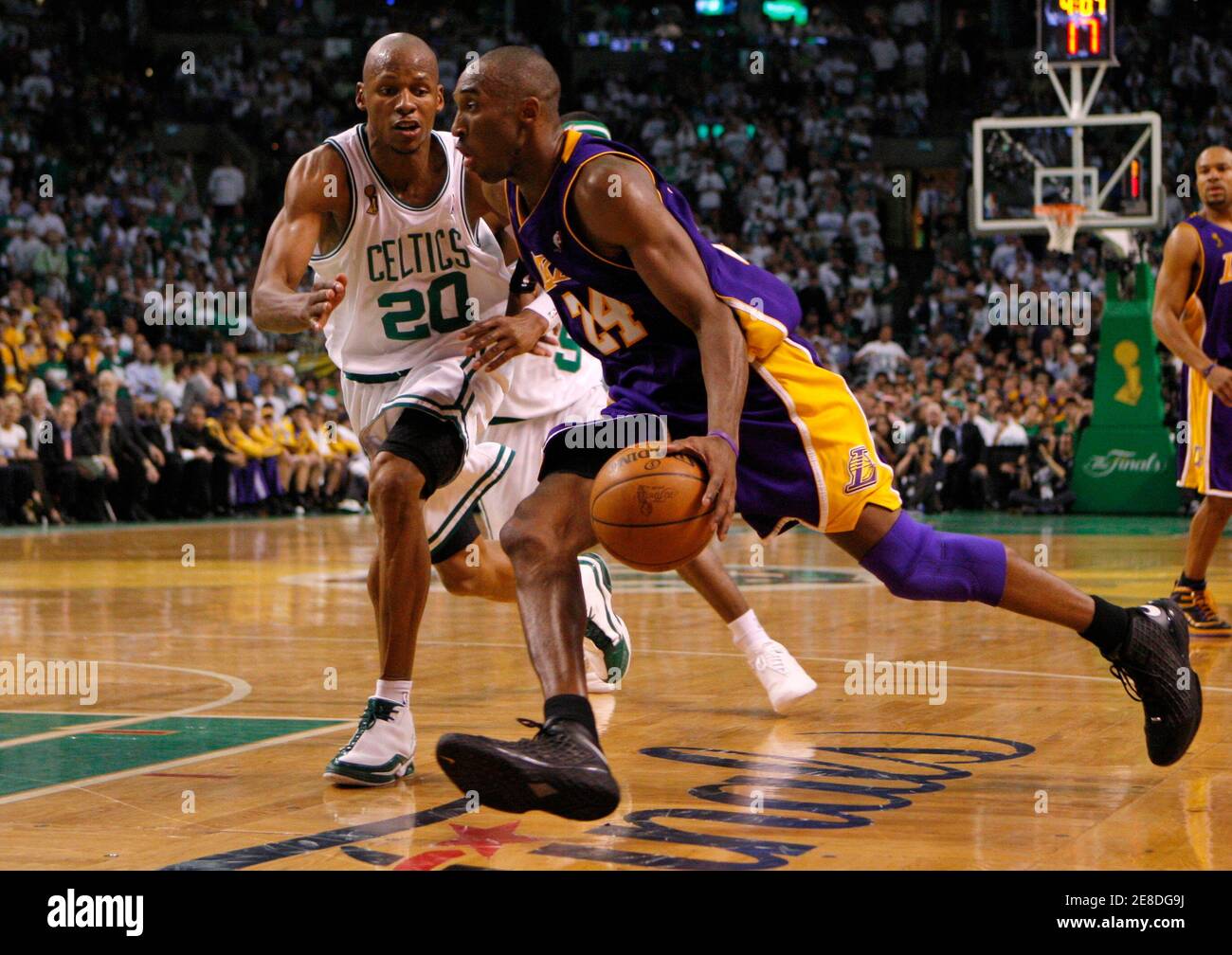 Kobe bryant dribbles hi-res stock photography and images - Alamy