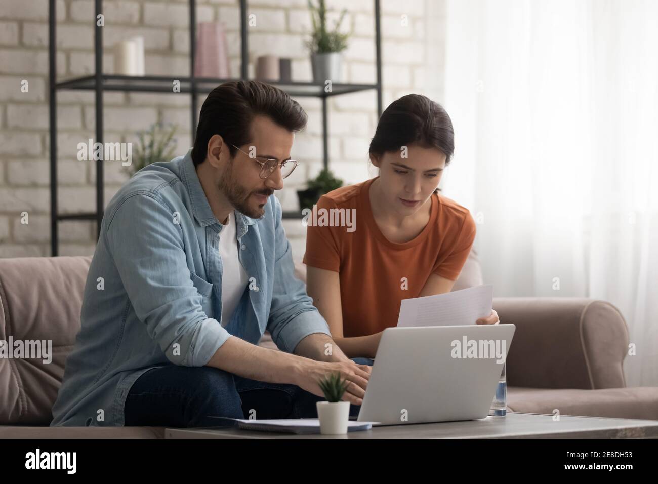 Woman man couple documents hi-res stock photography and images - Alamy