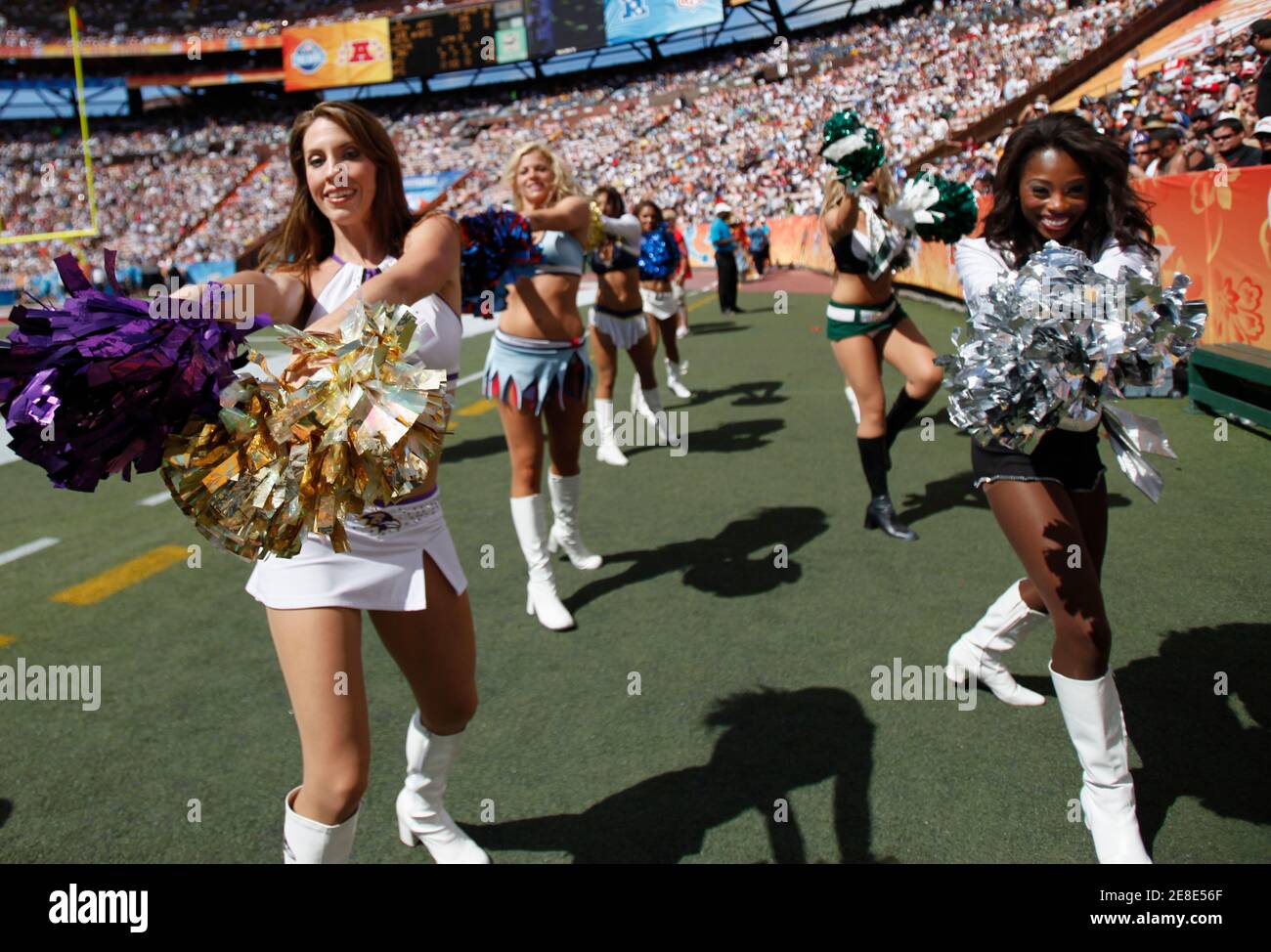 Nfl cheerleaders hi-res stock photography and images - Alamy