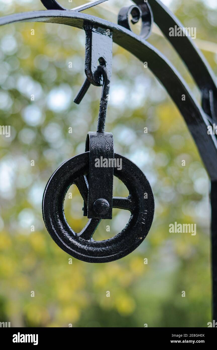 detail of the wheel of the old well Stock Photo - Alamy