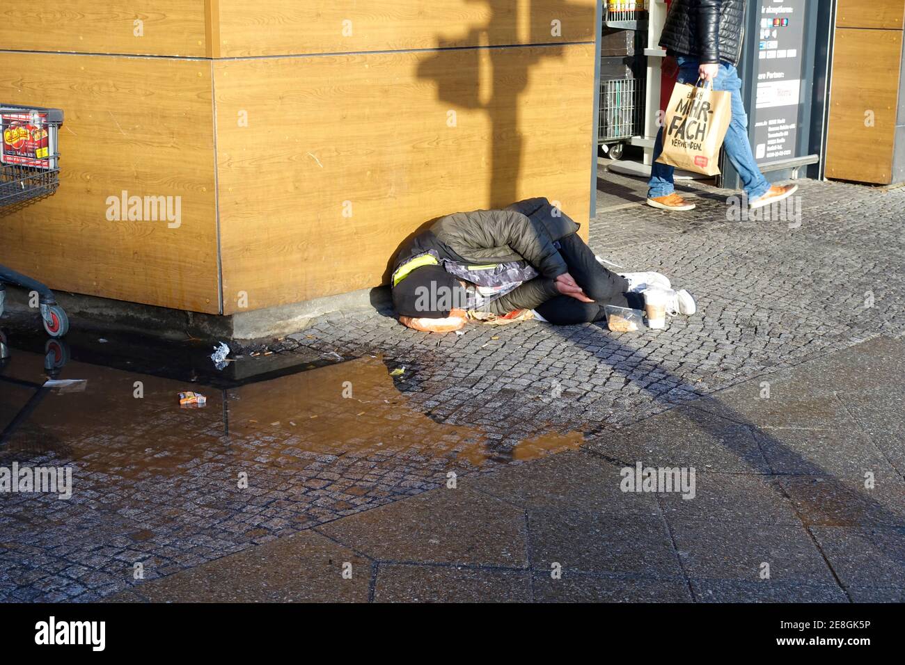 Homeless in the winter hi-res stock photography and images - Alamy