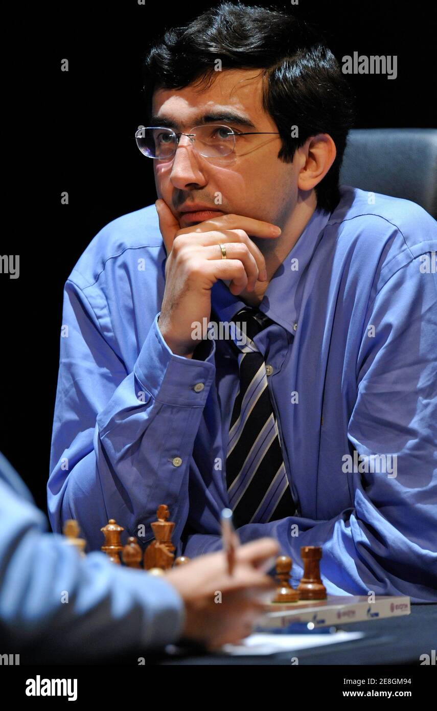 Chess game defending champion hi-res stock photography and images - Alamy