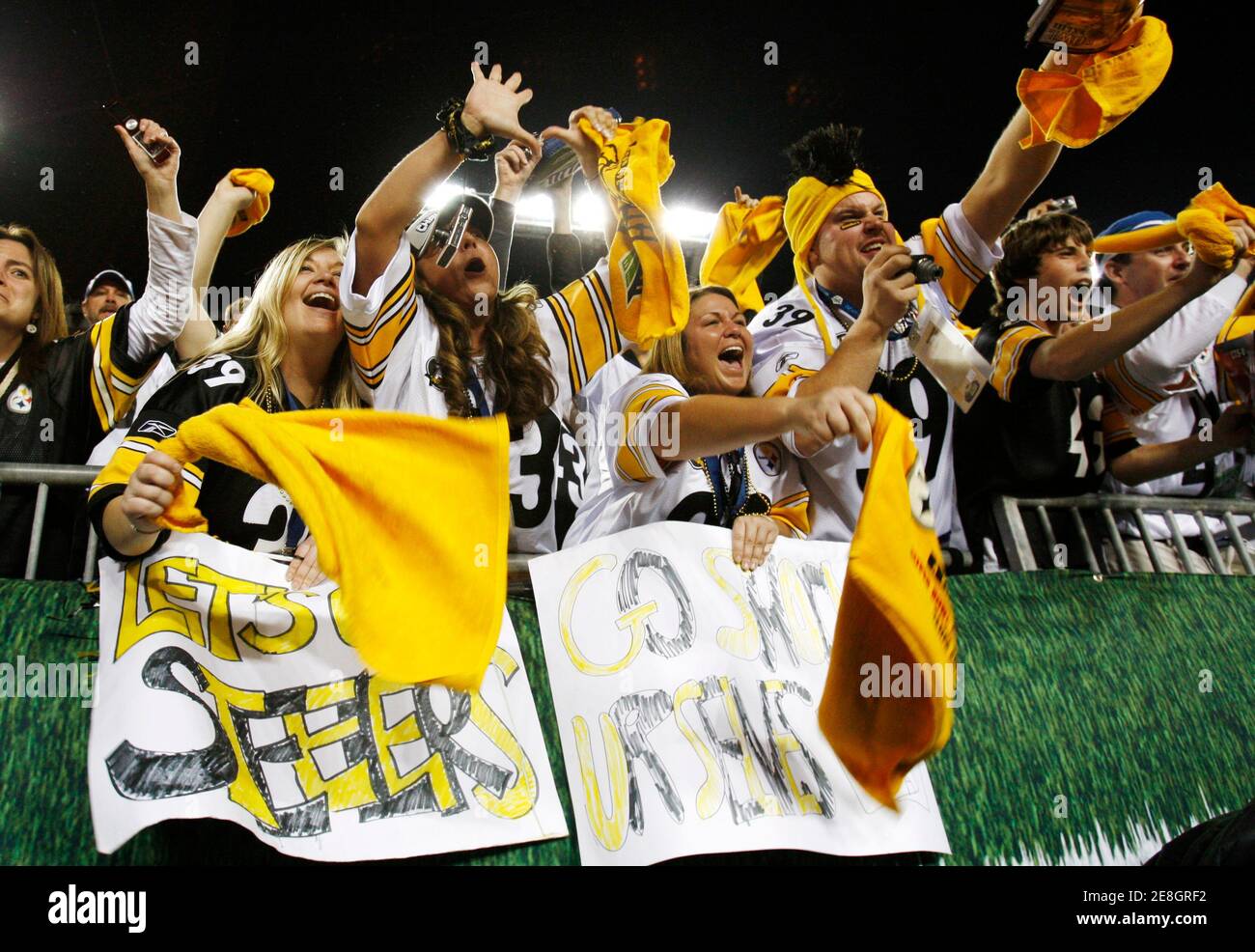 Pittsburgh steelers fans cheer in hi-res stock photography and images ...