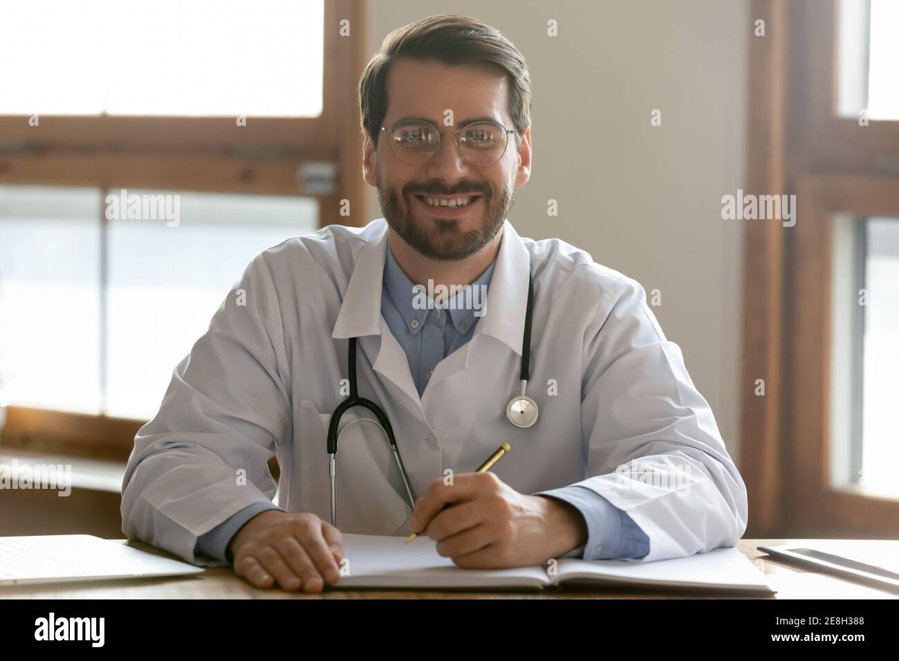 Caucasian medical doctor write hi-res stock photography and images - Alamy