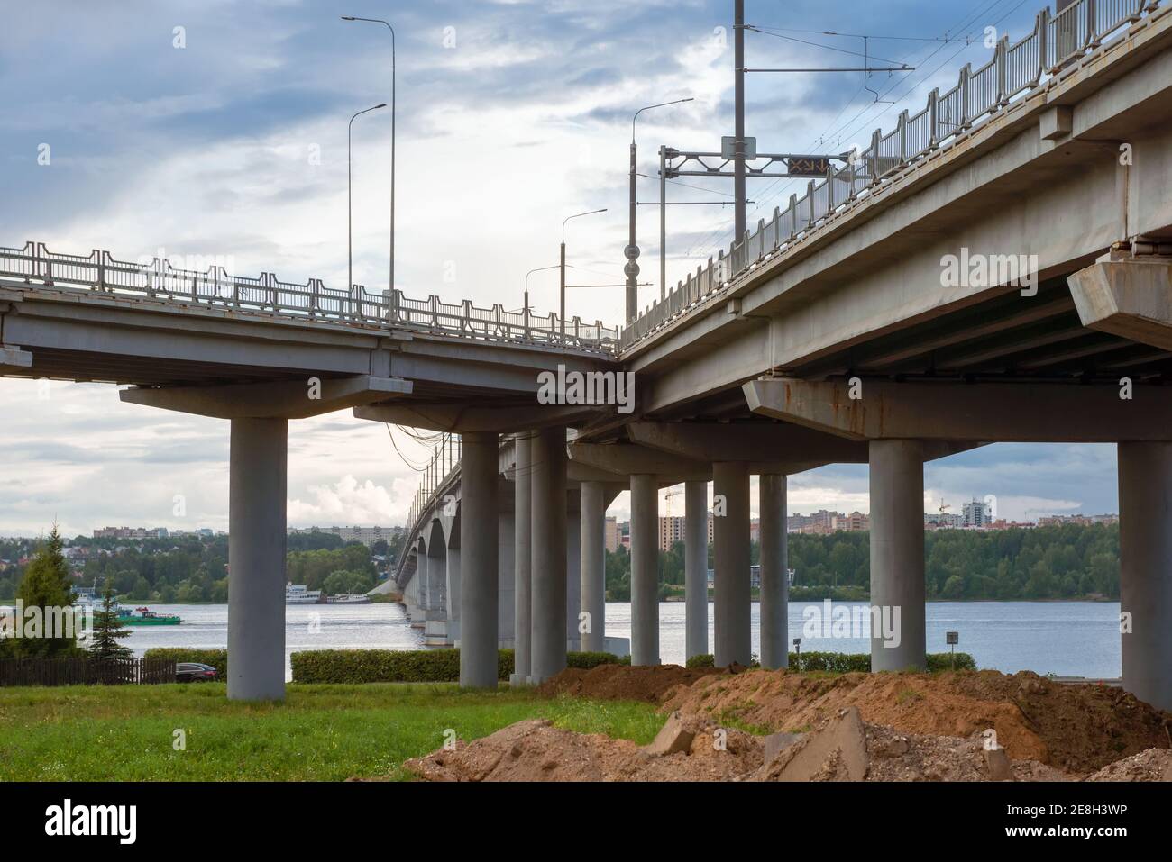 Automobile bridge over the Volga river in the city of Kostroma Stock ...