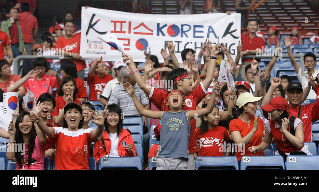 South korea fans afc asian hi-res stock photography and images - Alamy