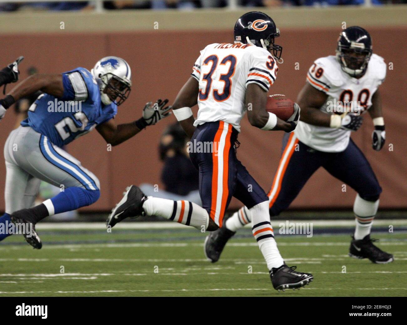 Chicago bears back charles tillman hi-res stock photography and images ...