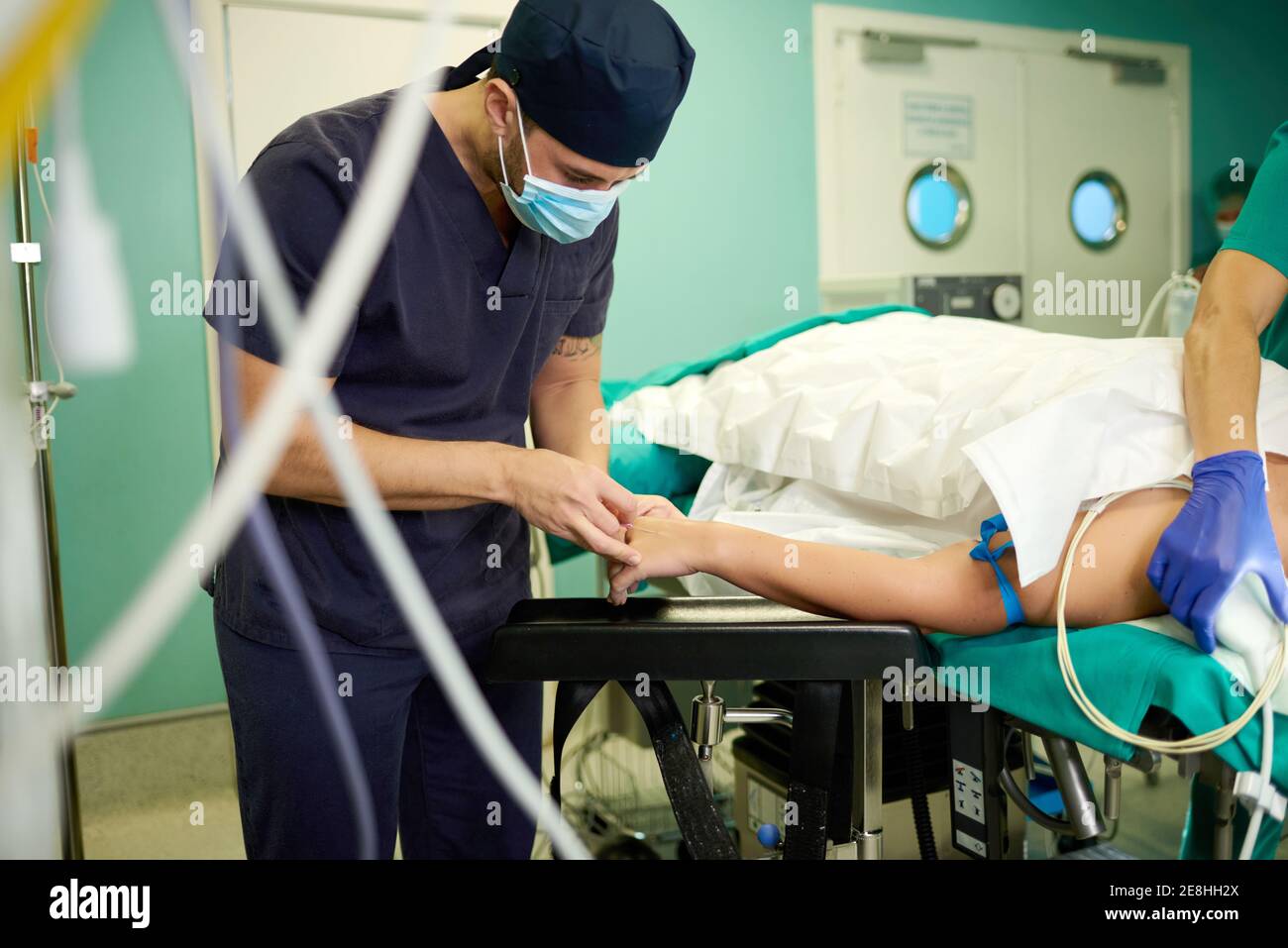 Doctor inserting intravenous catheter hi-res stock photography and ...