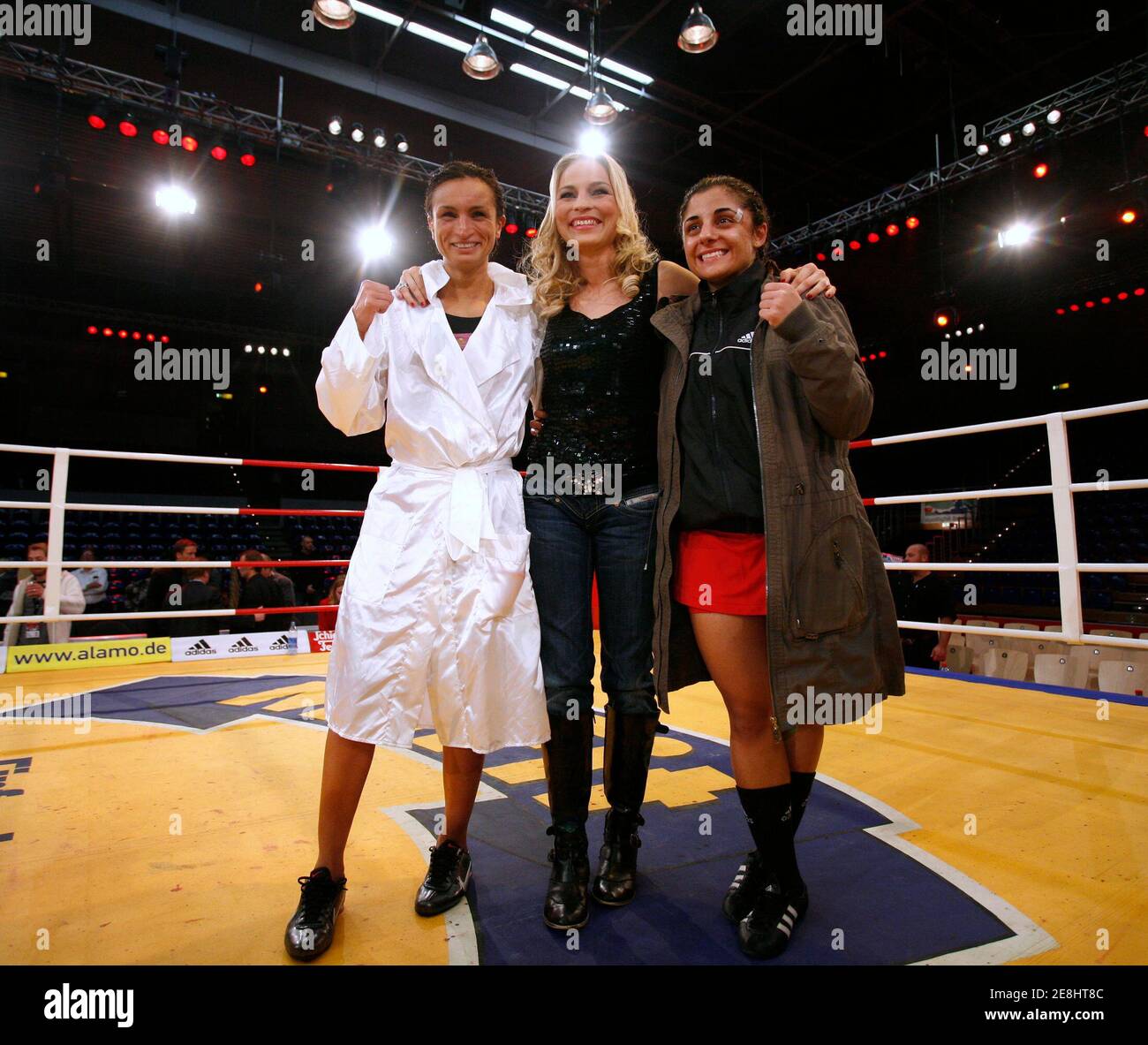Former world flyweight boxing champion hi-res stock photography and ... Former world flyweight boxing champion hi-res stock photography and ...
