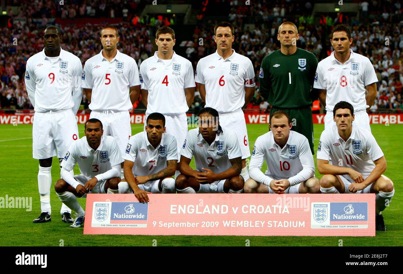 Back row at wembley stadium hi-res stock photography and images - Alamy