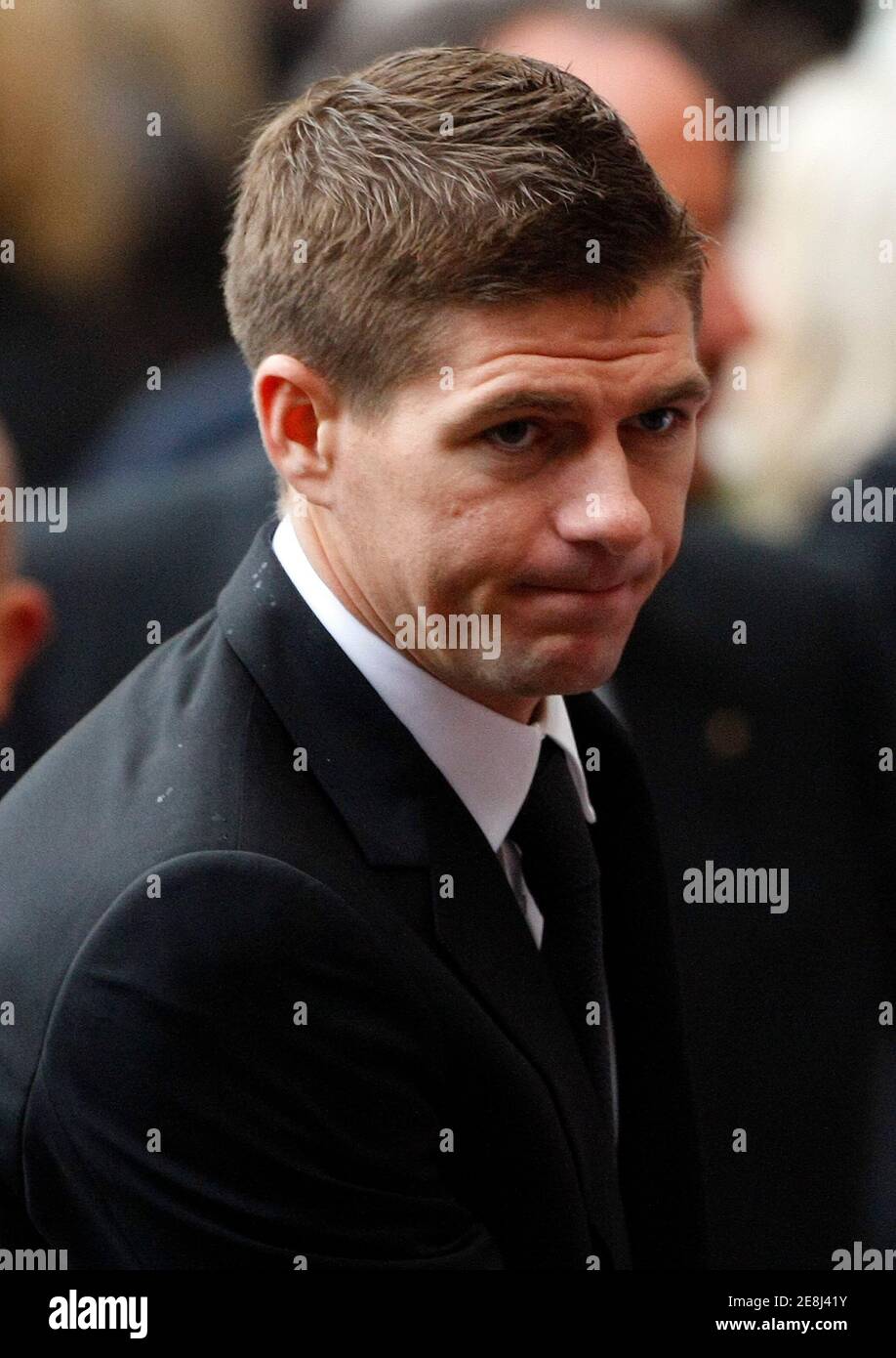 Steven gerrard england supporters hi-res stock photography and images ...
