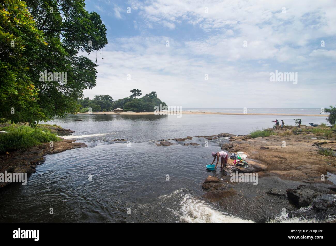 Woman washing her clothes, Lobe waterfalls, Kribi, Cameroon Stock Photo ...