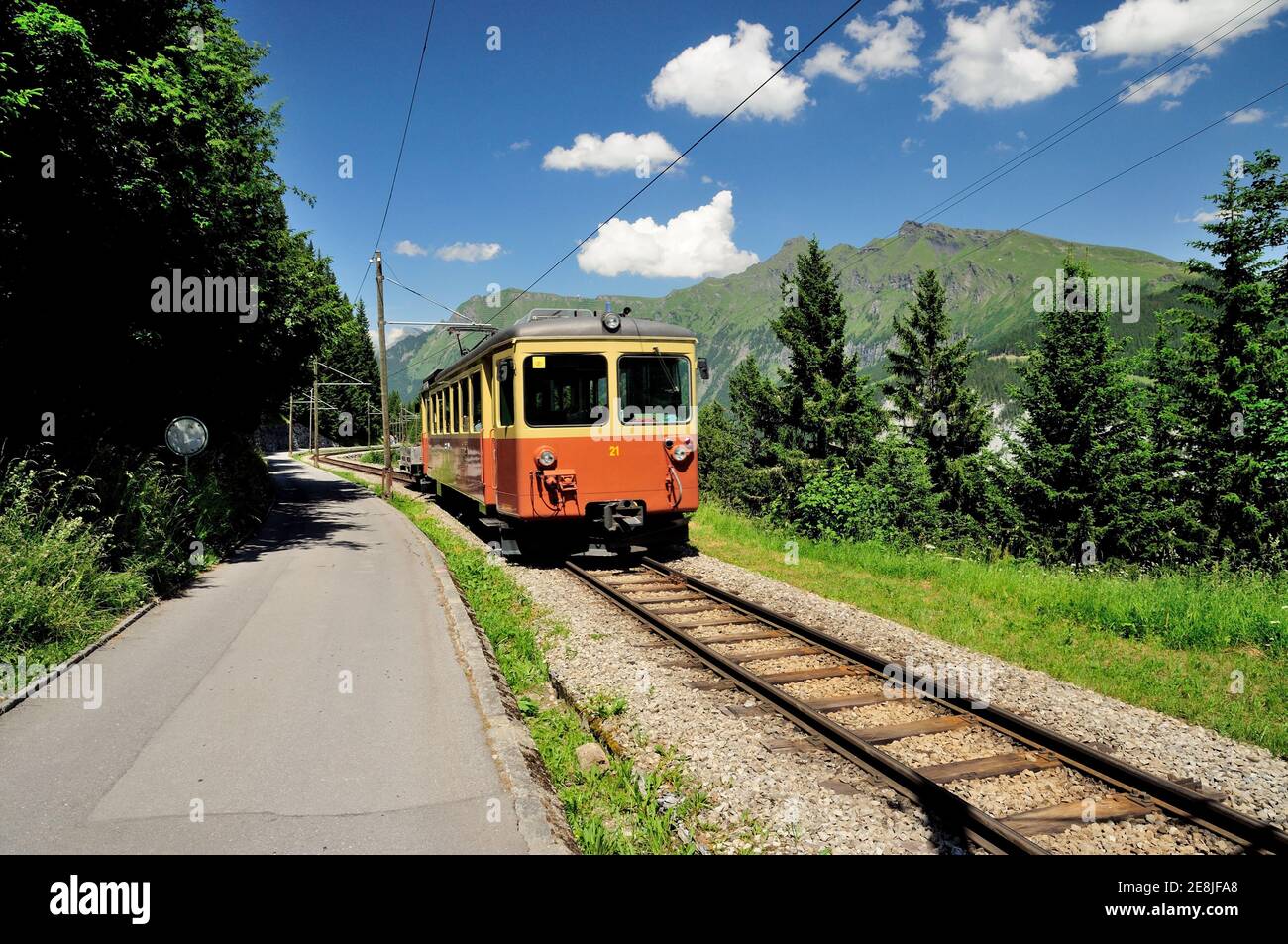 A Bergbahn-Lauterbrunnen-Murren train near Murren Stock Photo - Alamy