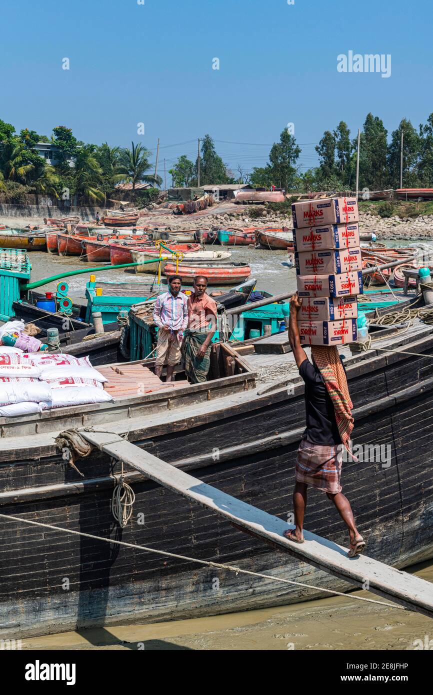 Man carrying a huge load on his head, Chittagong Ship Breaking Yard ...