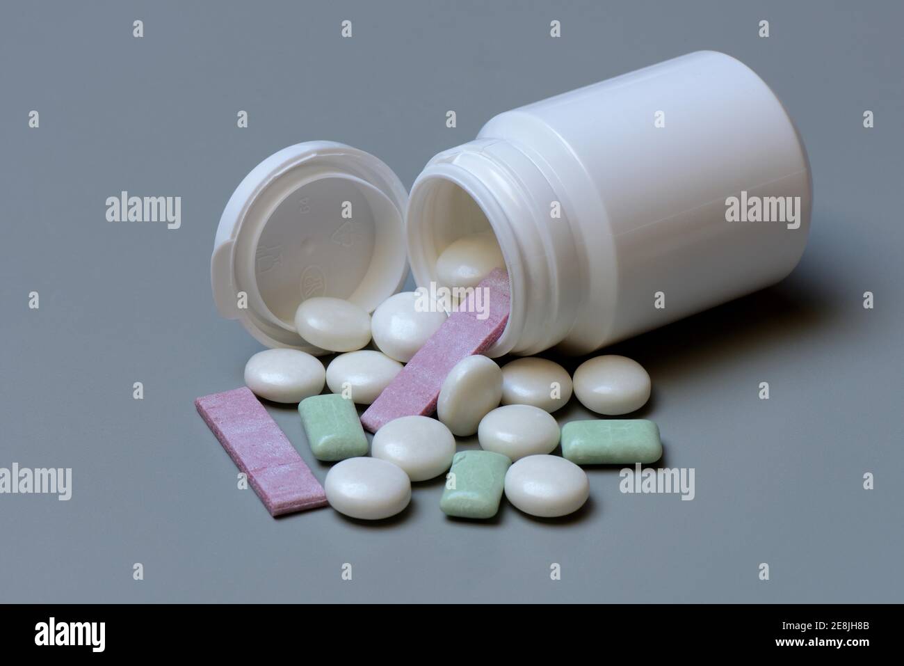 Chewing gum in a tin, chewing gum lozenges, dragees, chewing gum strips ...