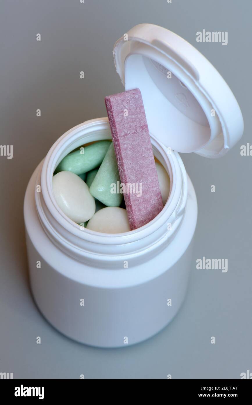 Various chewing gums in containers, chewing gum lozenges, dragees ...