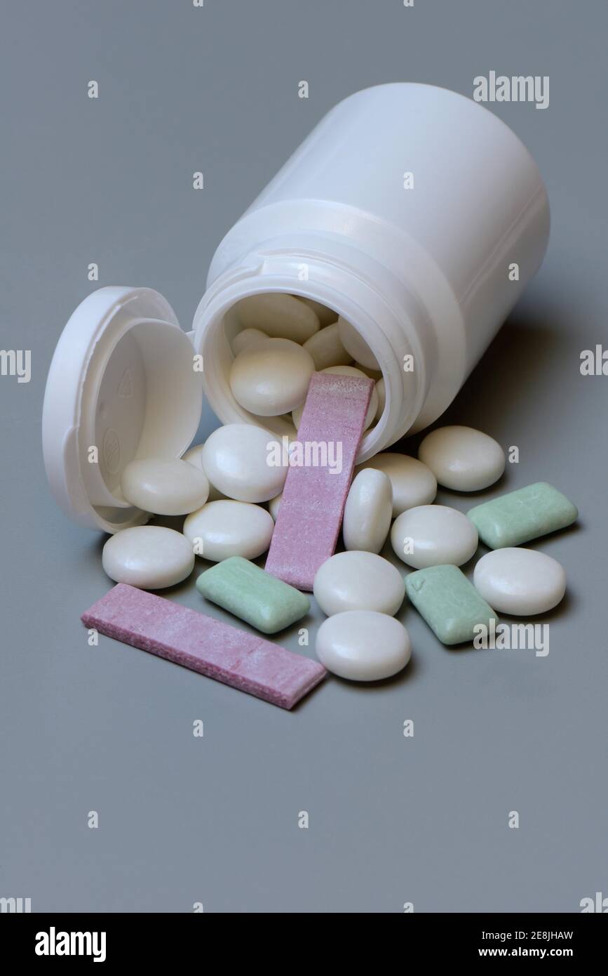 Chewing gum in a tin, chewing gum lozenges, dragees, chewing gum strips ...