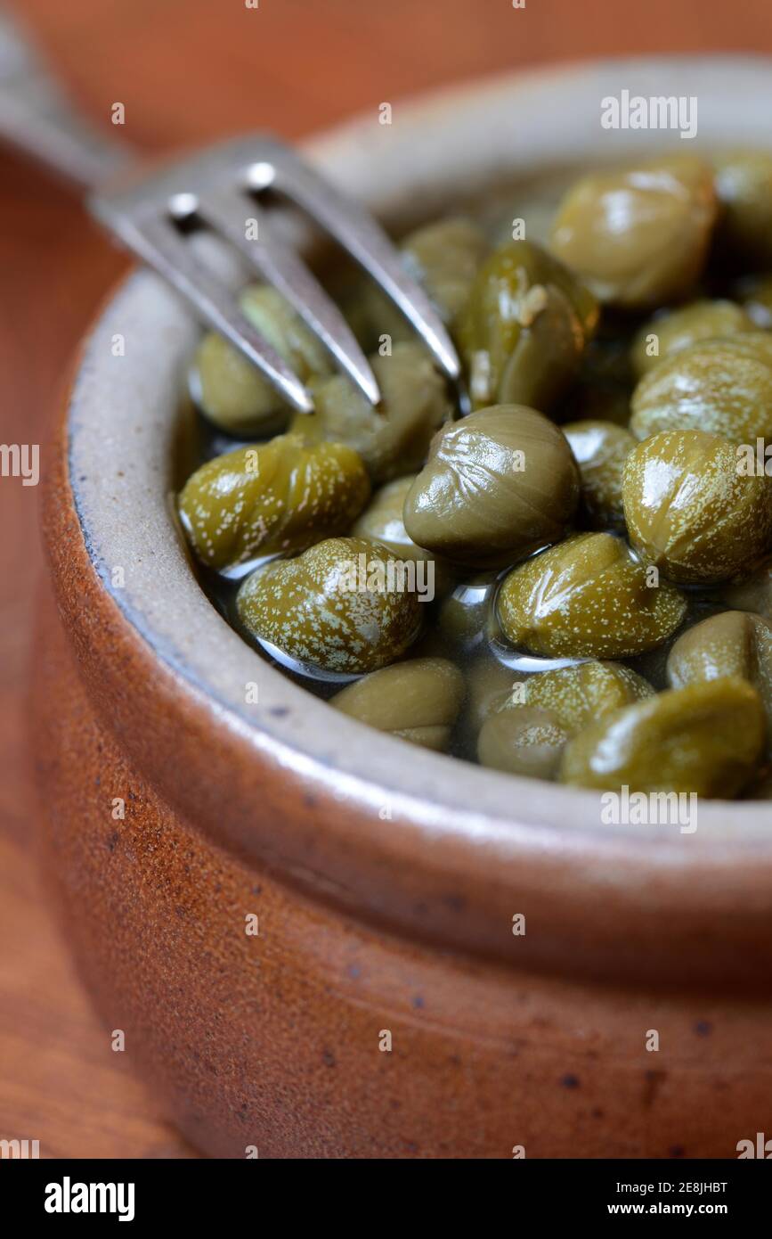 Bowl with capers, pickled ( Capparis spinosa Stock Photo - Alamy