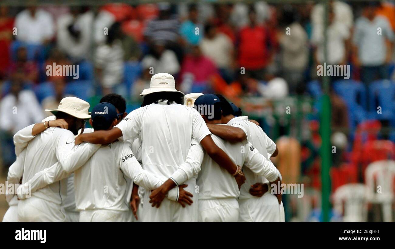 Indian cricket team huddle hi-res stock photography and images - Alamy