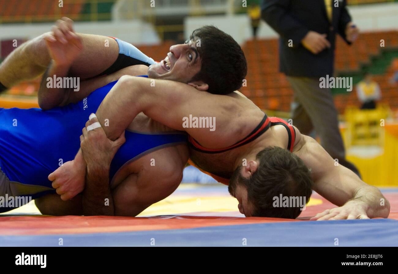 Hand wrestling hi-res stock photography and images - Alamy