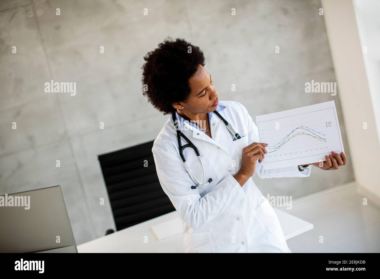 Doctor paper medical chart hi-res stock photography and images - Alamy