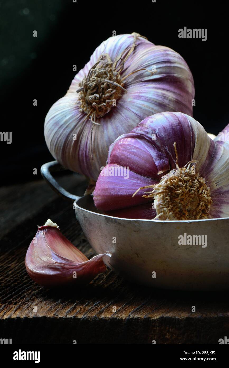 Garlictubers ( Allium sativum) in shell and clove Stock Photo - Alamy