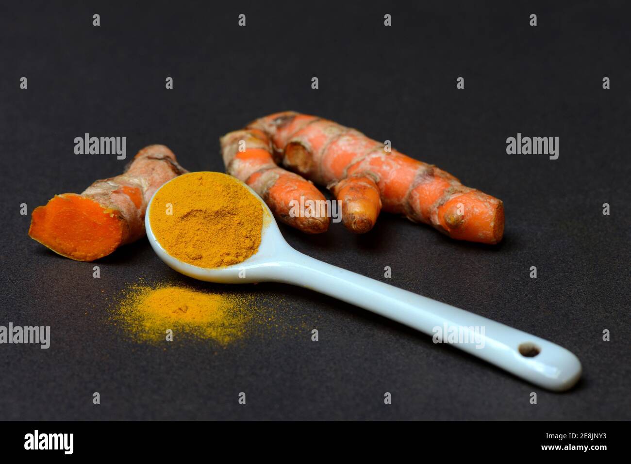 Turmeric powder and turmeric root, curcuma longa, turmeric root ...