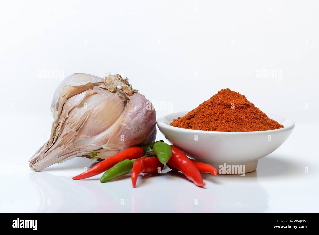 Garlicchilli powder, chilli peppers ( Capsicum frutescens) ( Allium ...